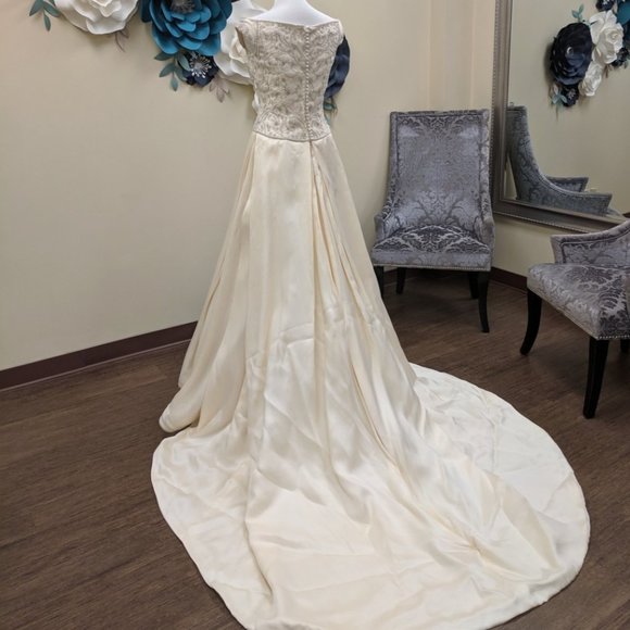 Lazaro | Dresses | Lazaro Wedding Dress Size Nwt Bridal Gown Cream ...